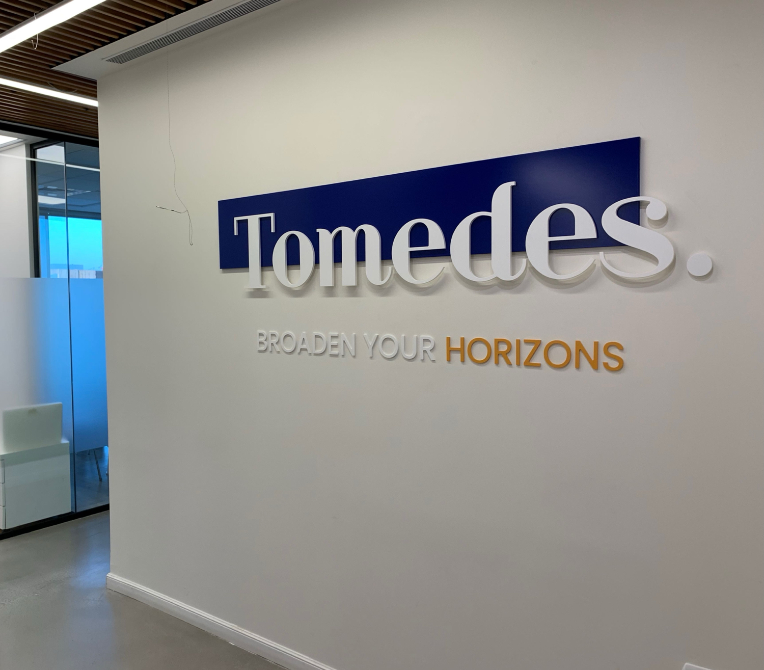 Tomedes connects to thousands of international clients with live chat ...